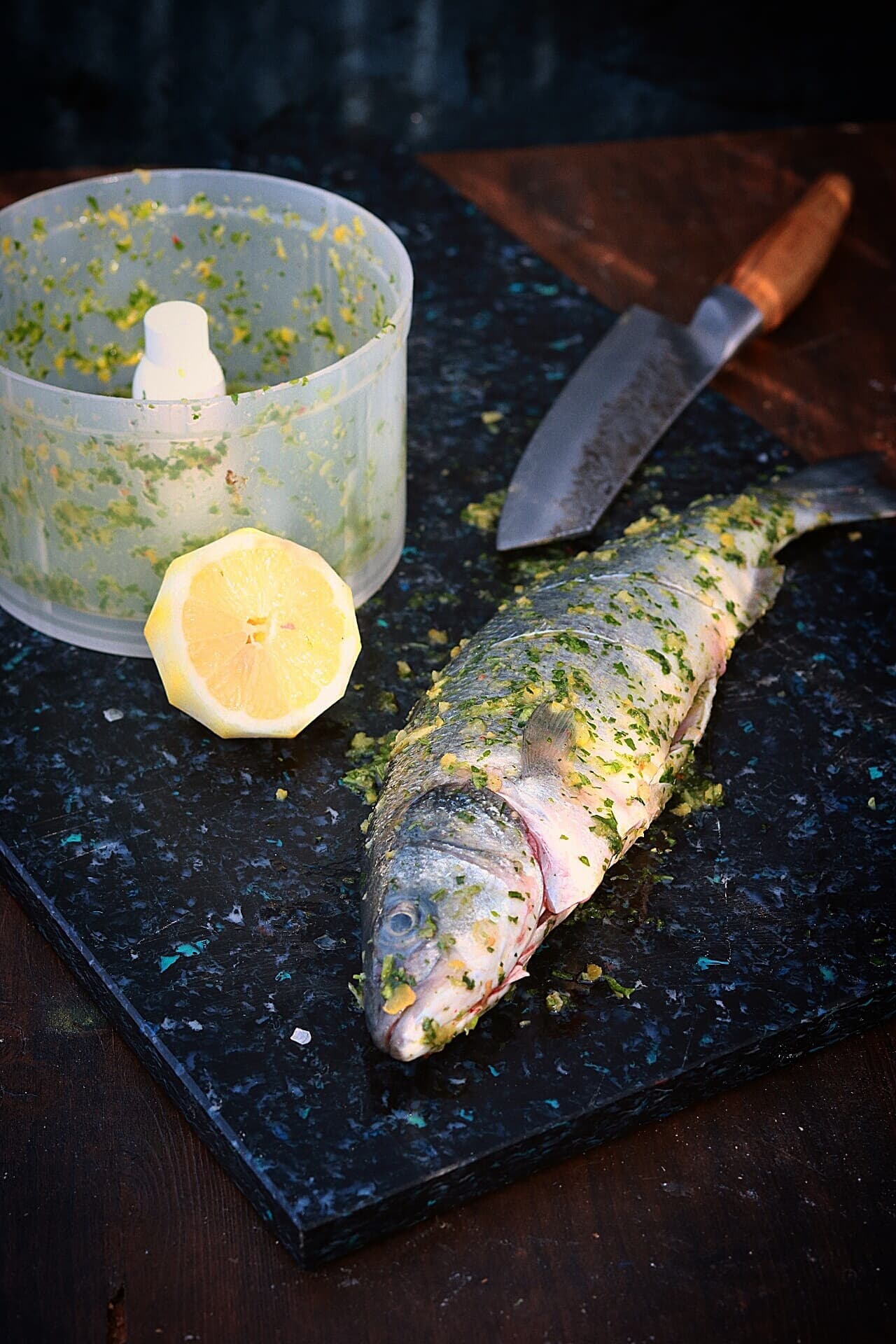 Heerlijke op hout gegrilde zeebaars met frisse marinade - The BBQ Bastard