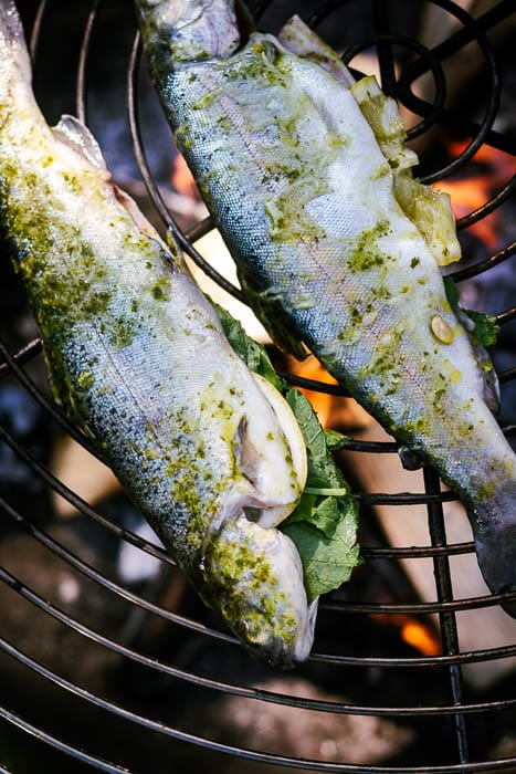 Op de driepoot BBQ gegrilde forel met couscous - The BBQ Bastard